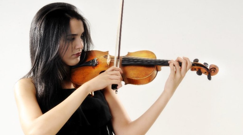 Afamada violinista Aisha Syed se presentará el próximo sábado 14 en el ...